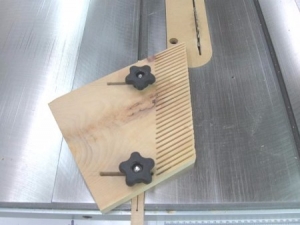 Homemade Sliding Featherboard - HomemadeTools.net